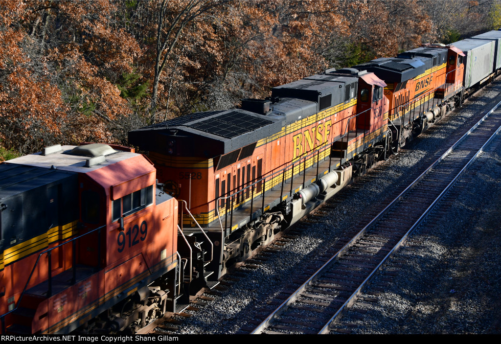 BNSF 5528 Roster shot.